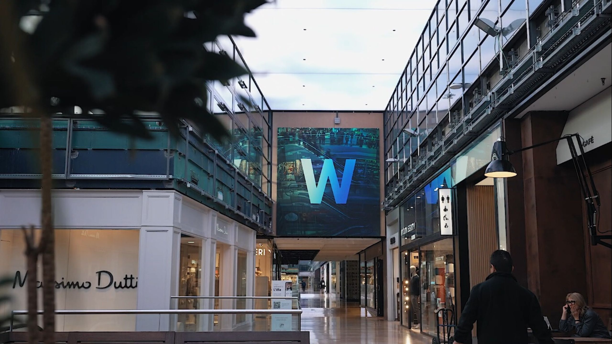 A huge digital lighting canvas spanning 1,100 sqm captivates at the L ...