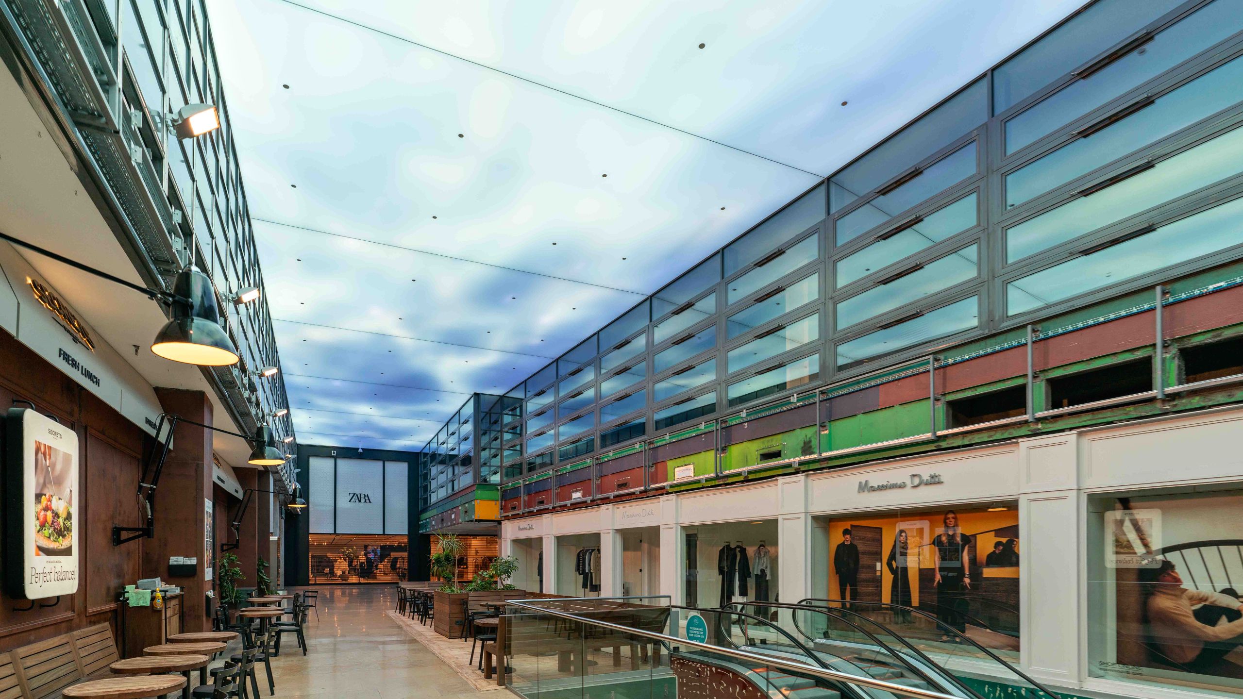 A huge digital lighting canvas spanning 1,100 sqm captivates at the L ...