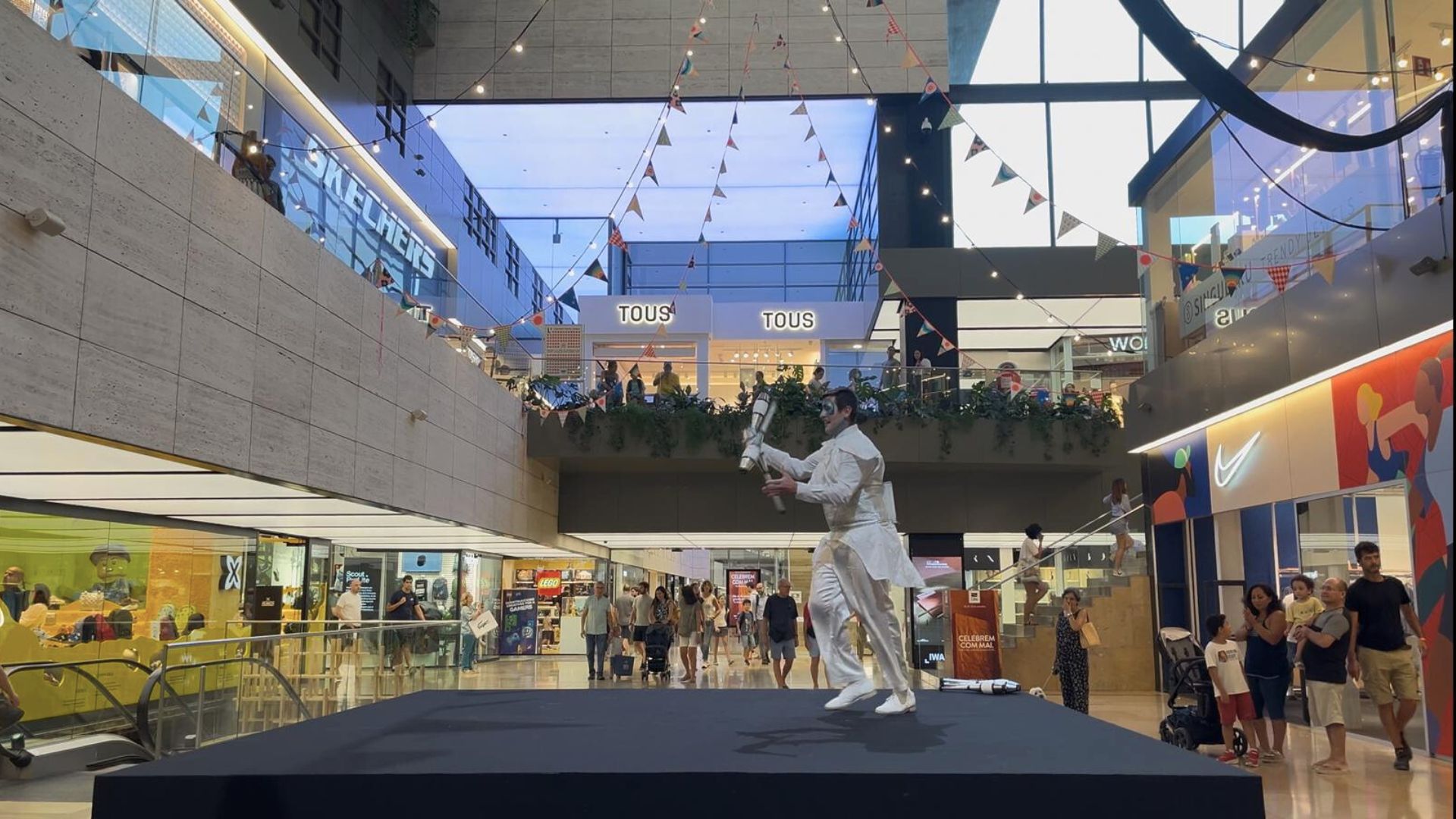 L’Illa Diagonal celebrates its renovation with interactive lighting ...